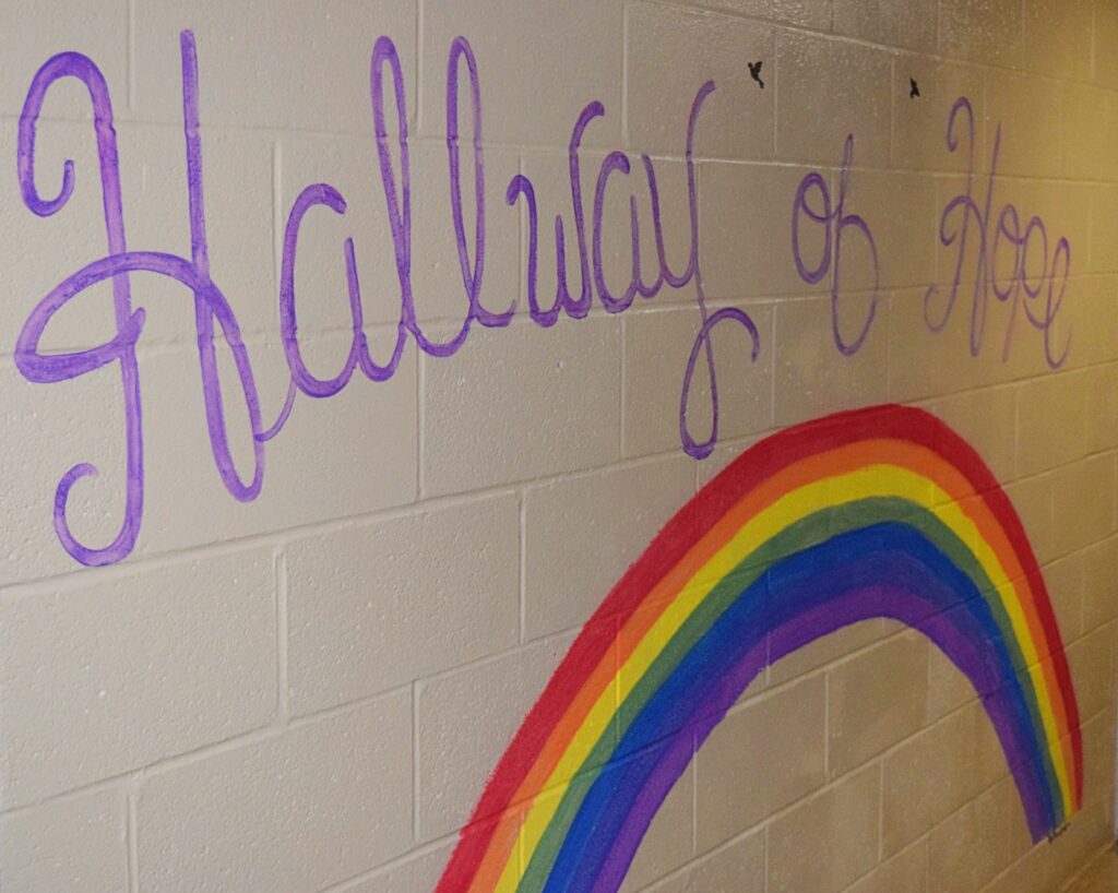Inmates decorate prison walls with inspirational messages (photos ...