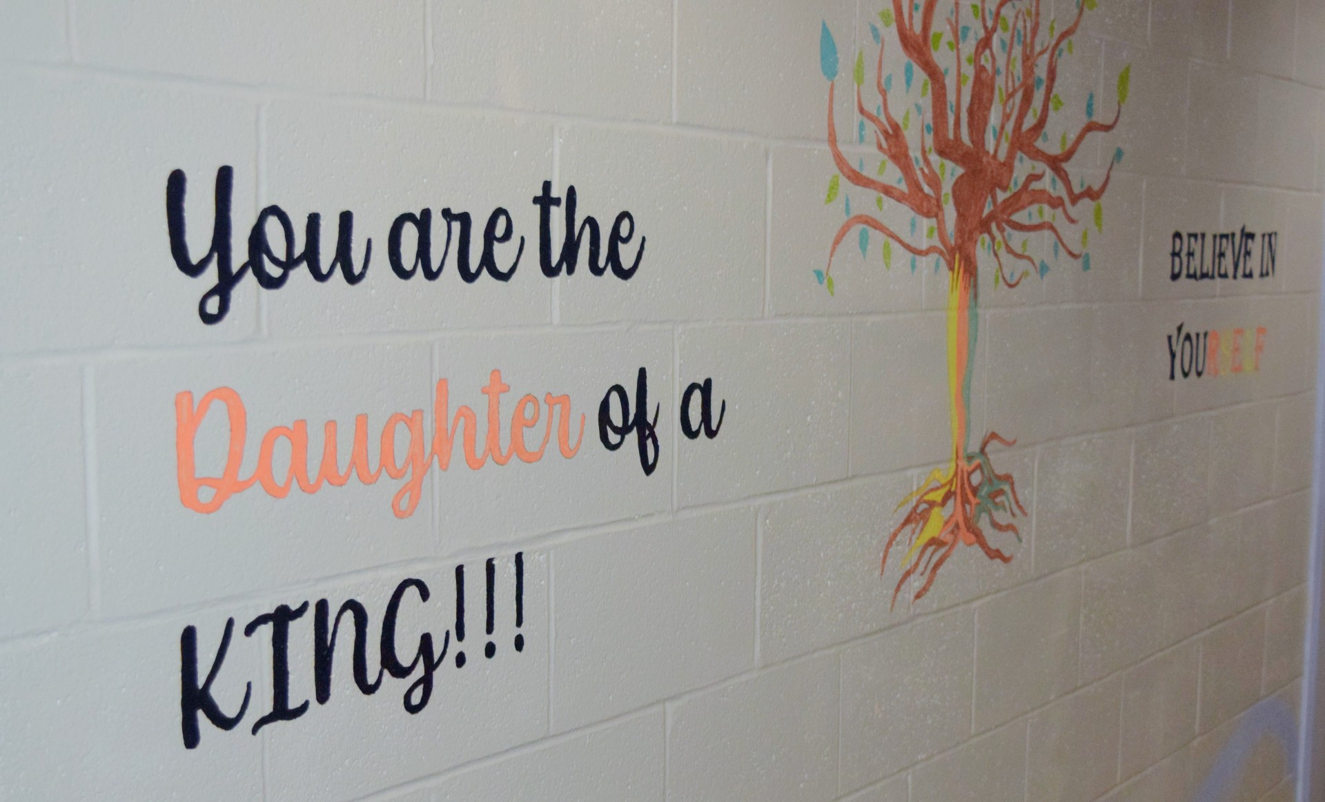 Inmates decorate prison walls with inspirational messages (photos ...