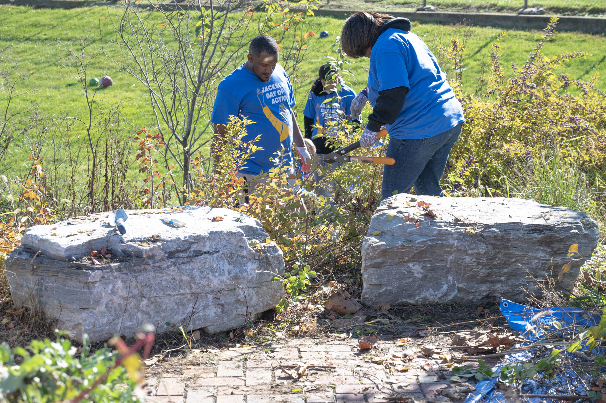 Volunteers refurbish outdoor classroom, watershed at Jackson Middle ...